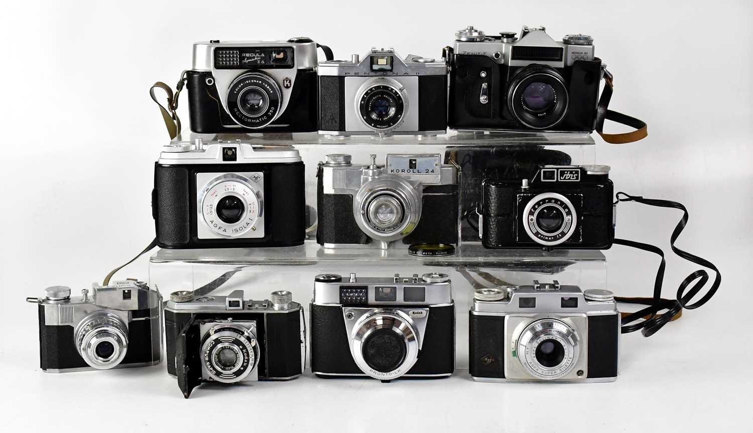 Lot 403 - A collection of vintage cameras to include