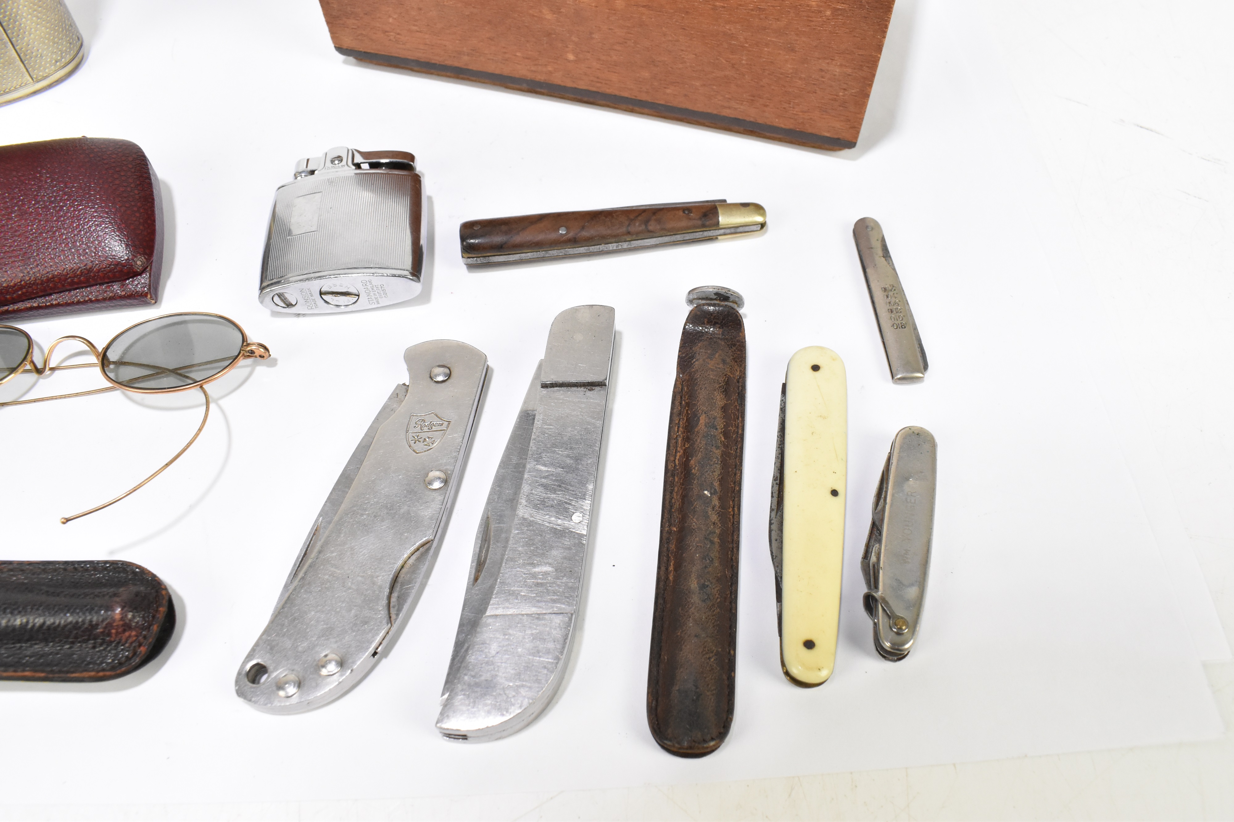 Lot 167 - A small collection of pen knives