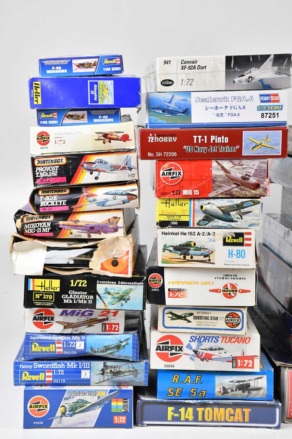 Lot 121 - A collection of model kits including Revell