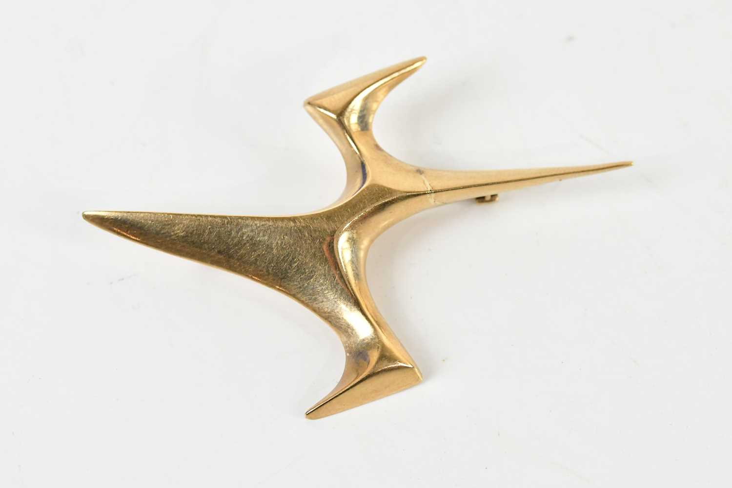 Lot 1236 - ERNEST A. BLYTH FOR IVAN TARRATT; a 9ct