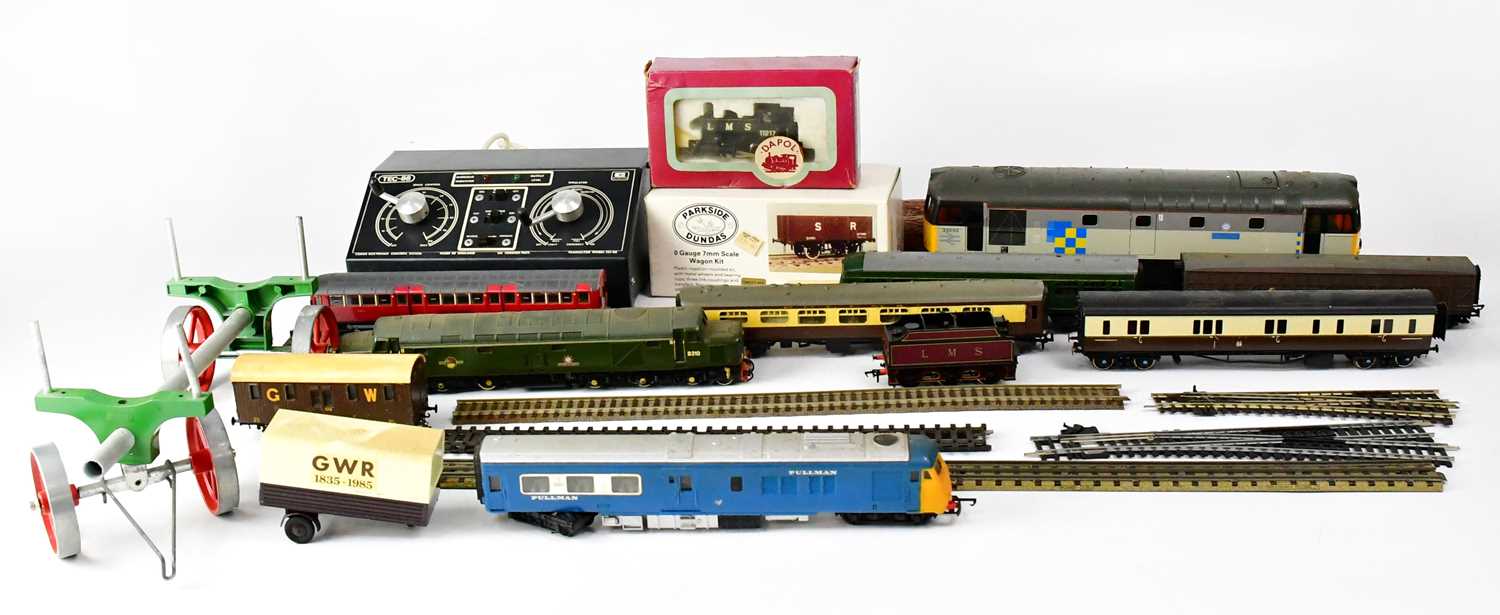 Lot 489 - A collection of model railway items and