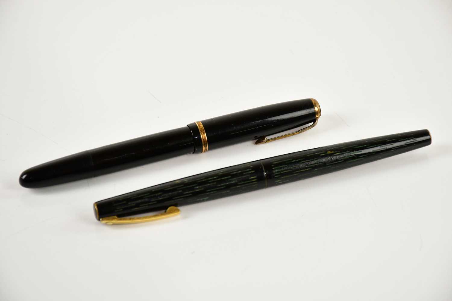 Lot 584 - PARKER; a bakelite fountain pen, the nib