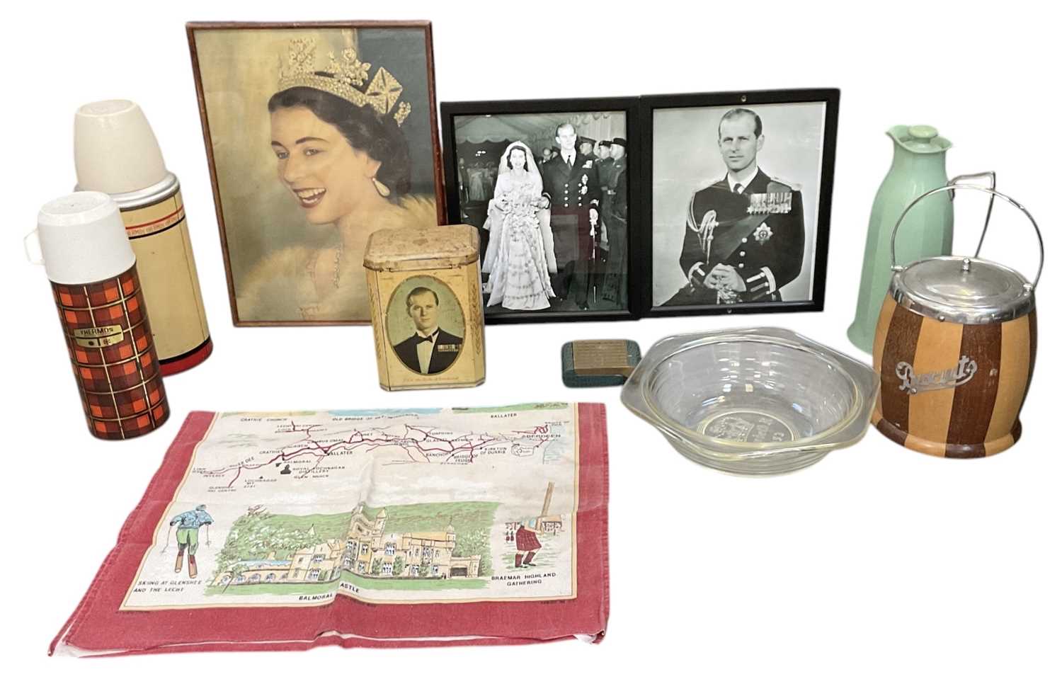 Lot 368 - A group of collectors' items including Royal
