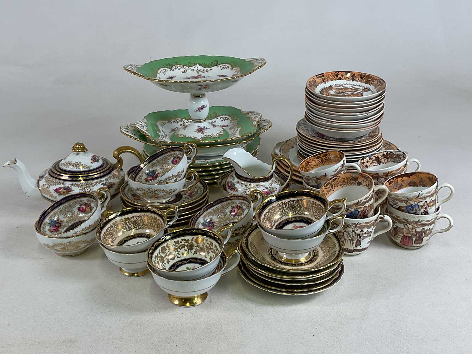 Lot 293 - A quantity of tea and dinner ware comprising