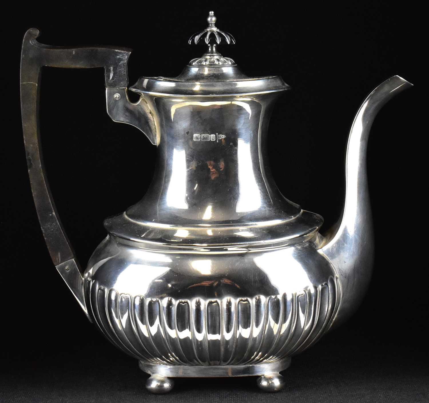 Lot 867 - An Edwardian hallmarked silver teapot with