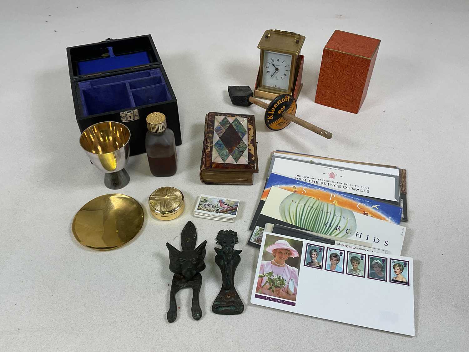 Lot 51 - A quantity of collectors' items including a