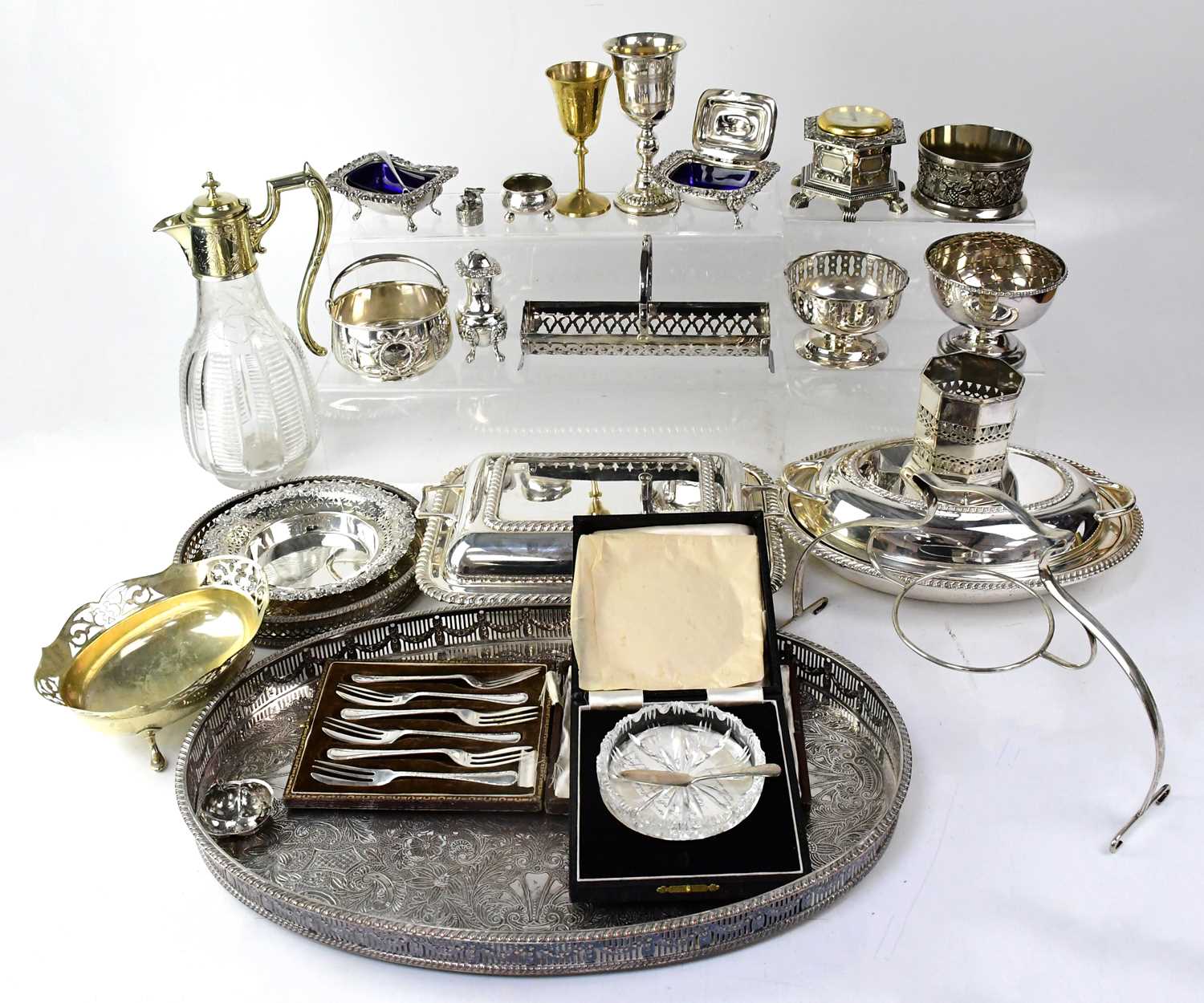 Lot 811 - A quantity of silver plated ware to include