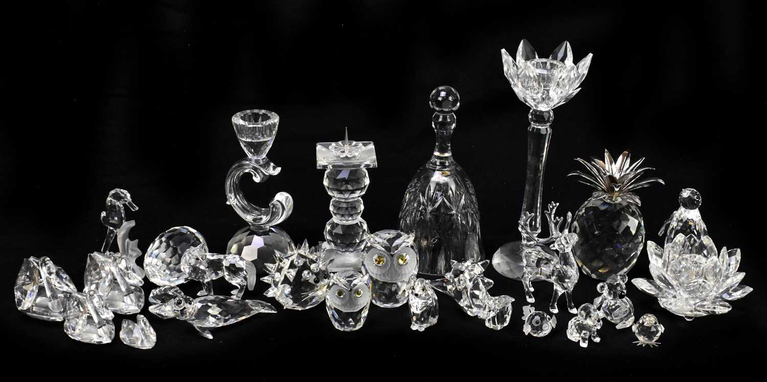 Lot 601 - A small assortment of Swarovski crystal