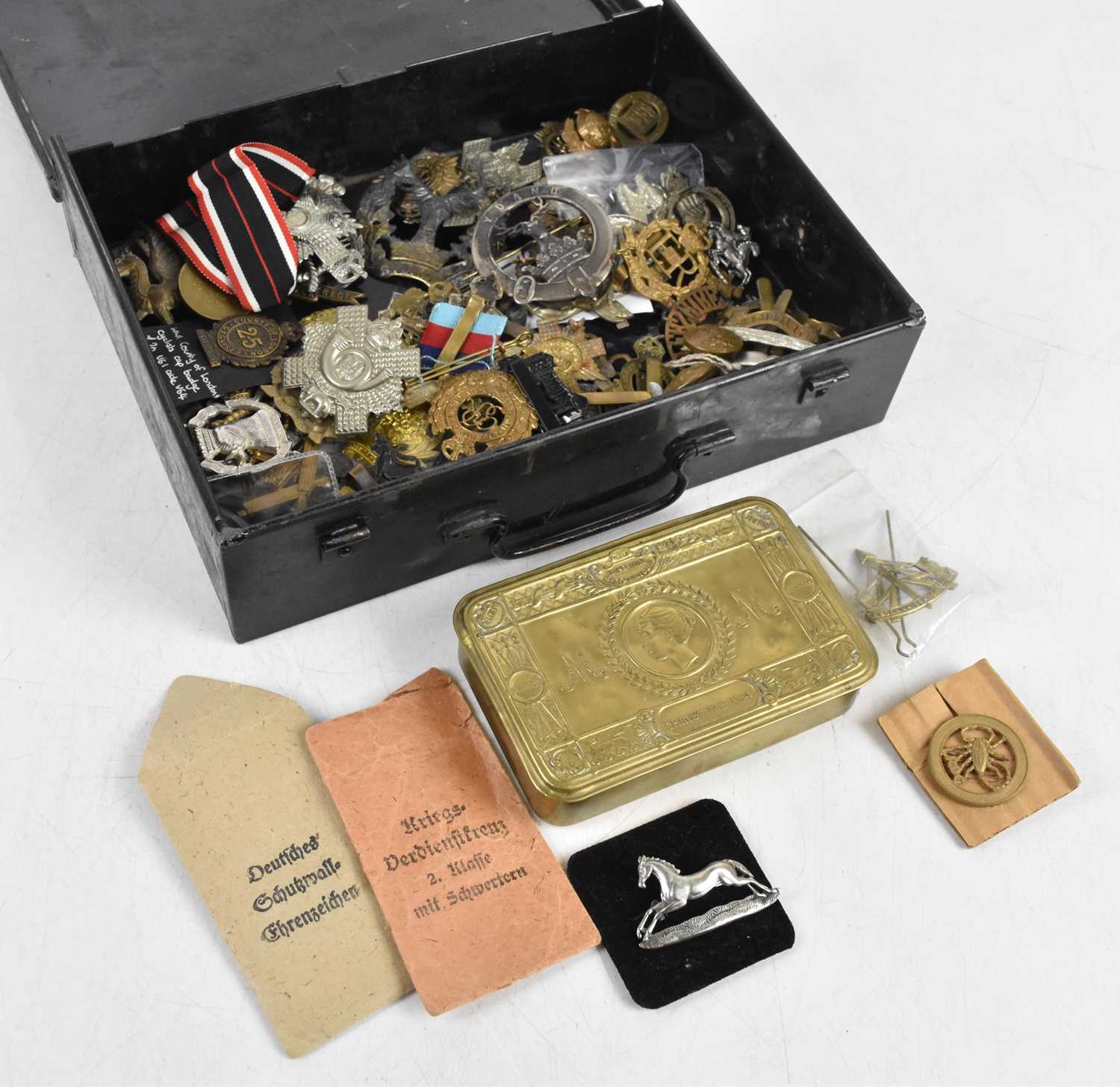 Lot 99 - A collection of WWI & WWII related items