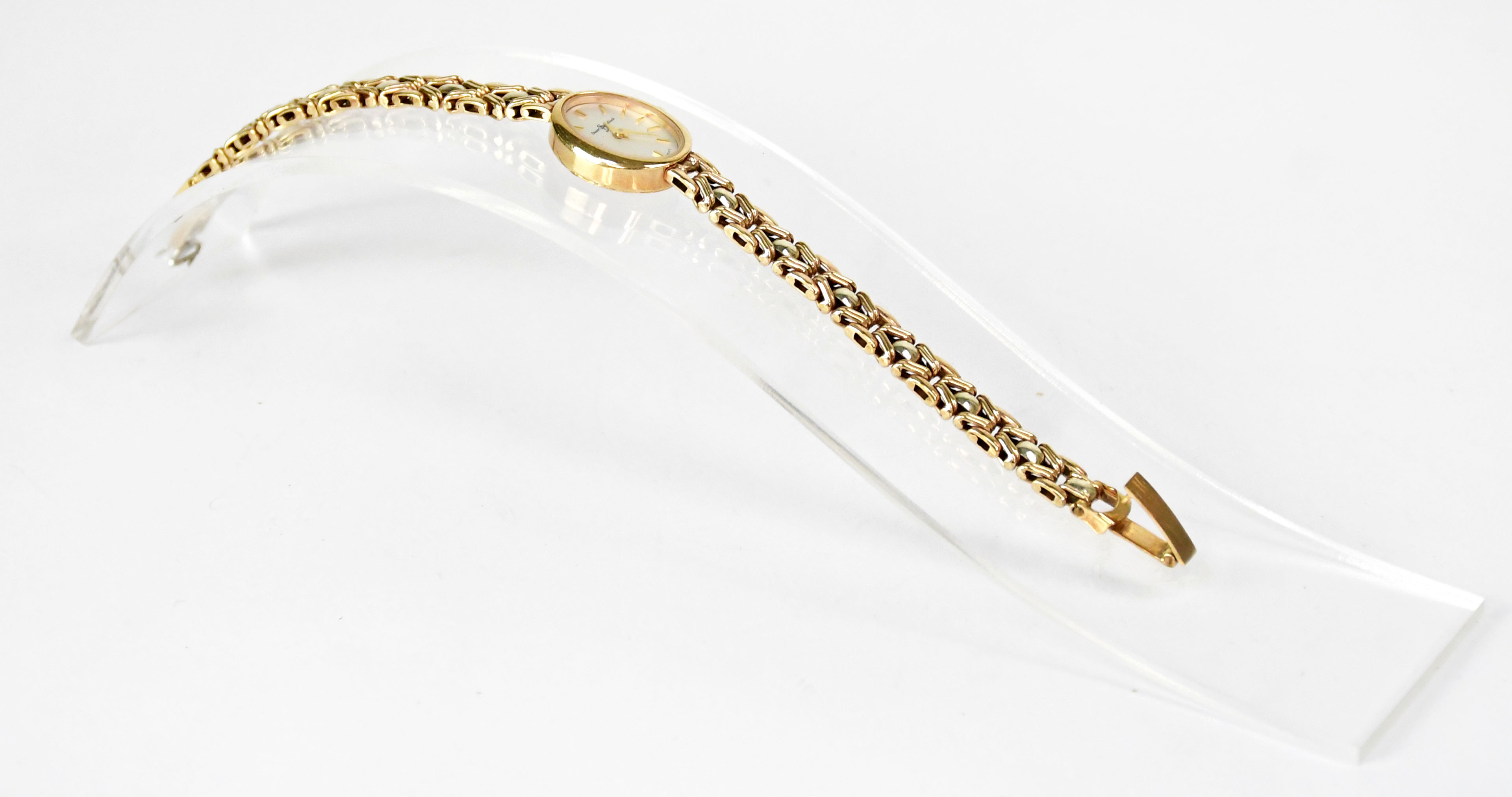 Lot 1009 - STUART BULLOCK; a 9ct yellow gold cocktail