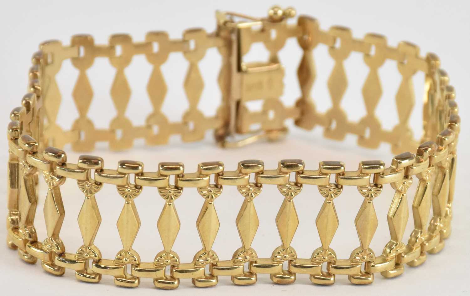 Lot 1591 - A 9ct gold ladder link bracelet with box