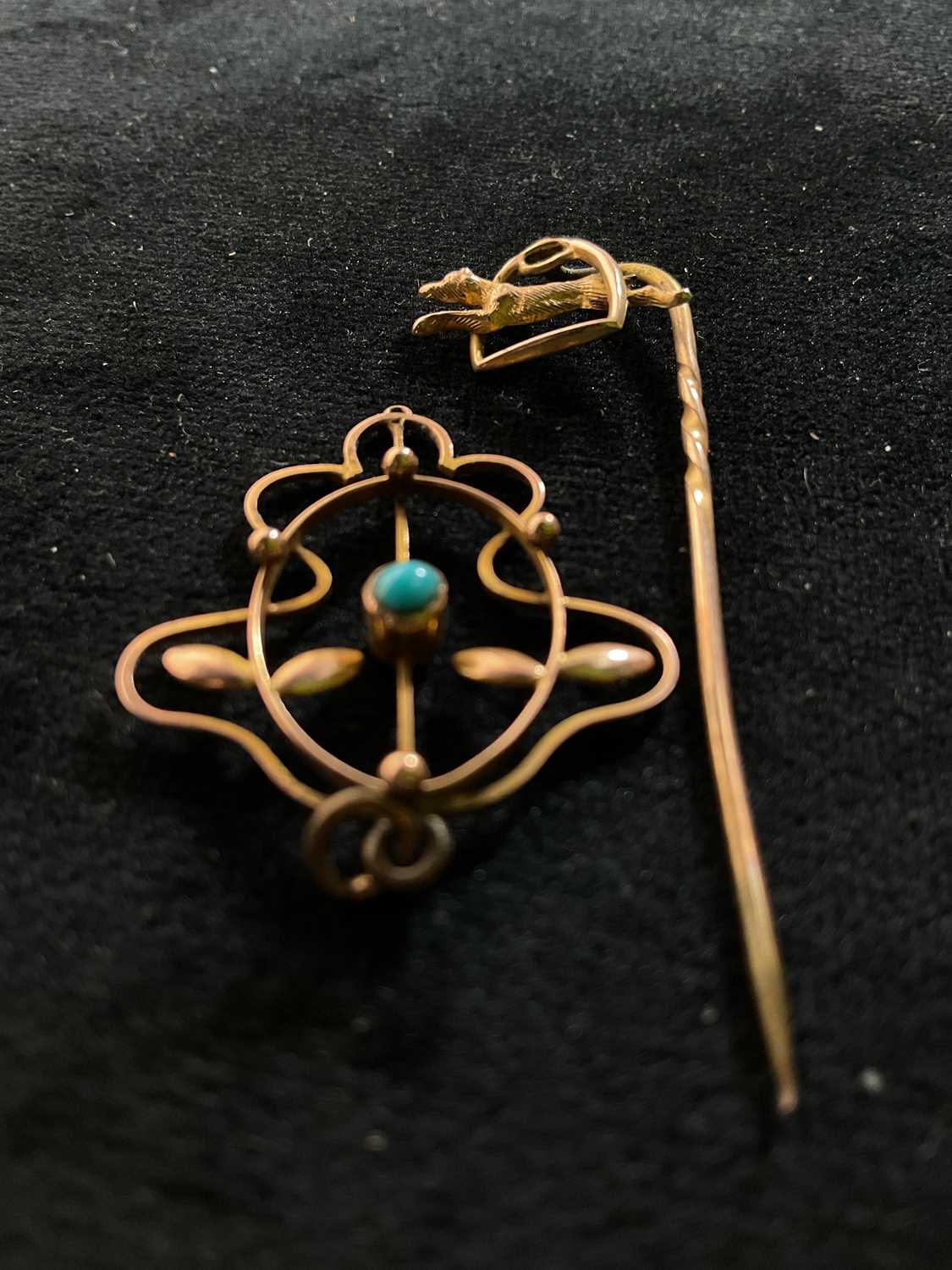 Lot 582 - A 9ct yellow gold hunting pin modelled as a