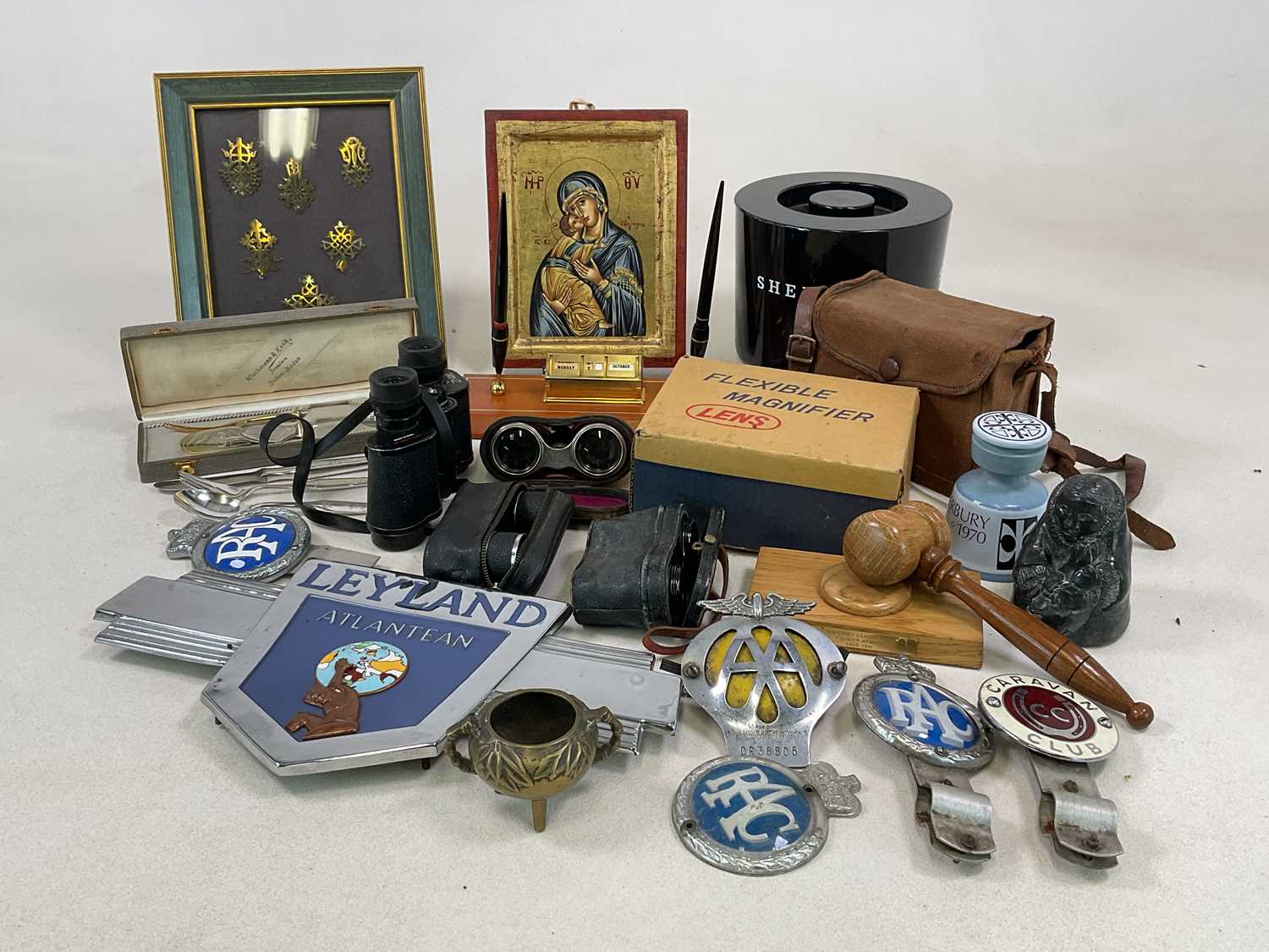 Lot 32 - A quantity of collectors' items, to include
