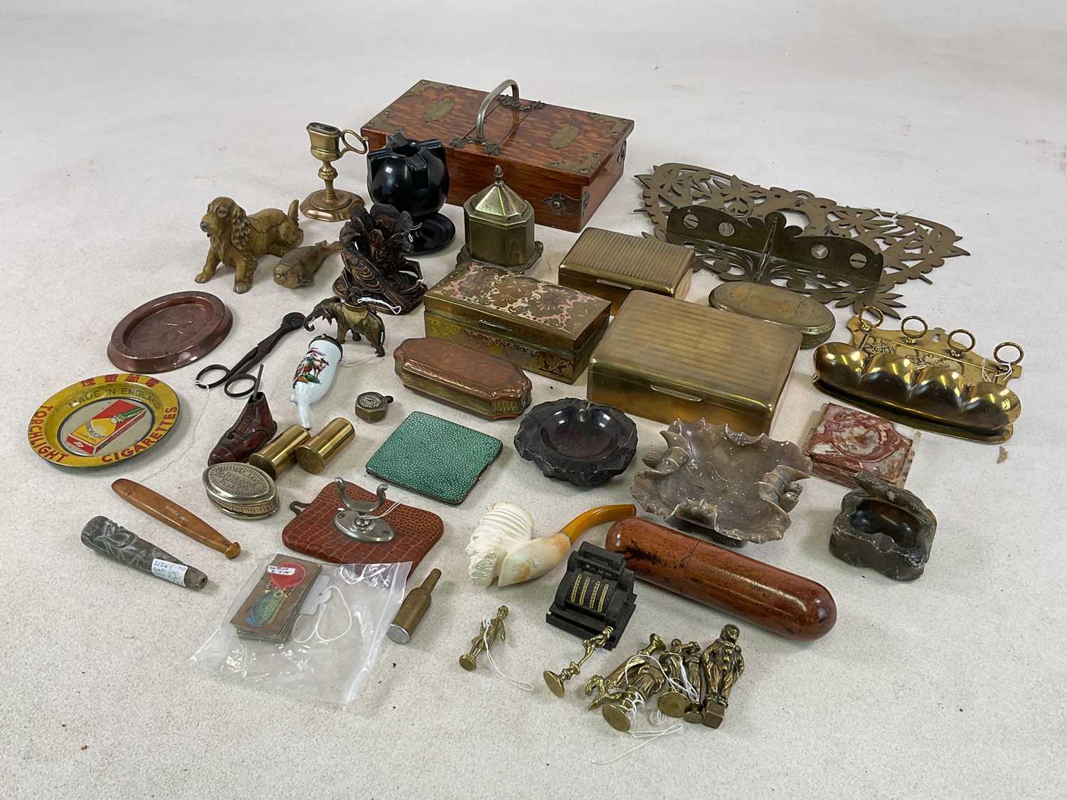Lot 1045 - A group of collectors' items including an