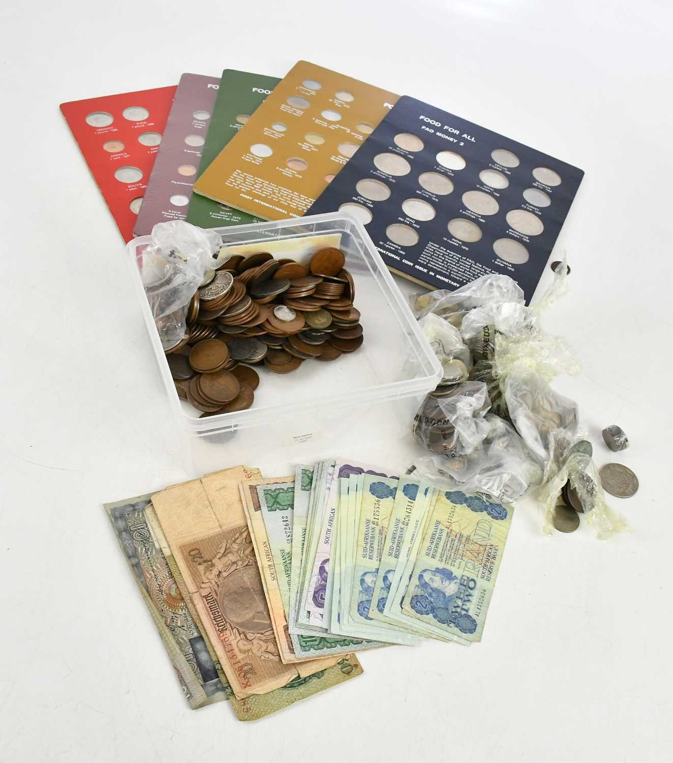 Lot 2517 - A collection of assorted coins and