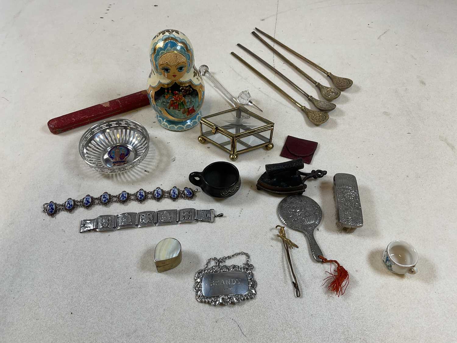 Lot 501 - A small group of collectors' items including