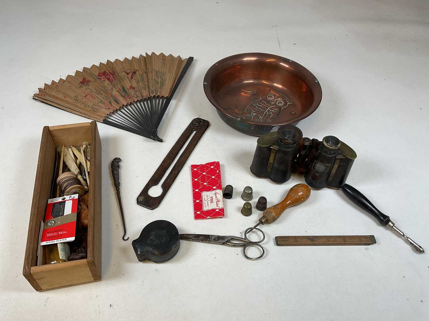 Lot 23 - A small group of collectors' items including