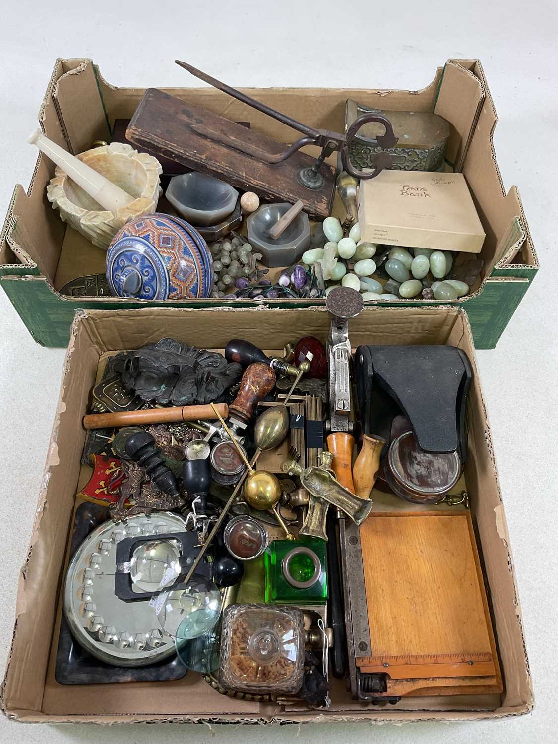 Lot 1011 - A large group of collectors' items