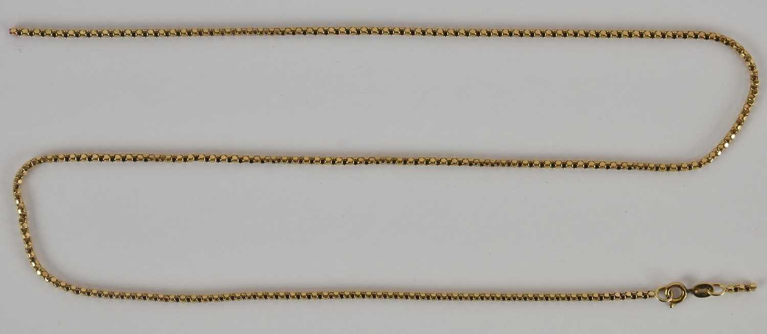 Lot 1234 - A 9ct gold dainty box link necklace, with