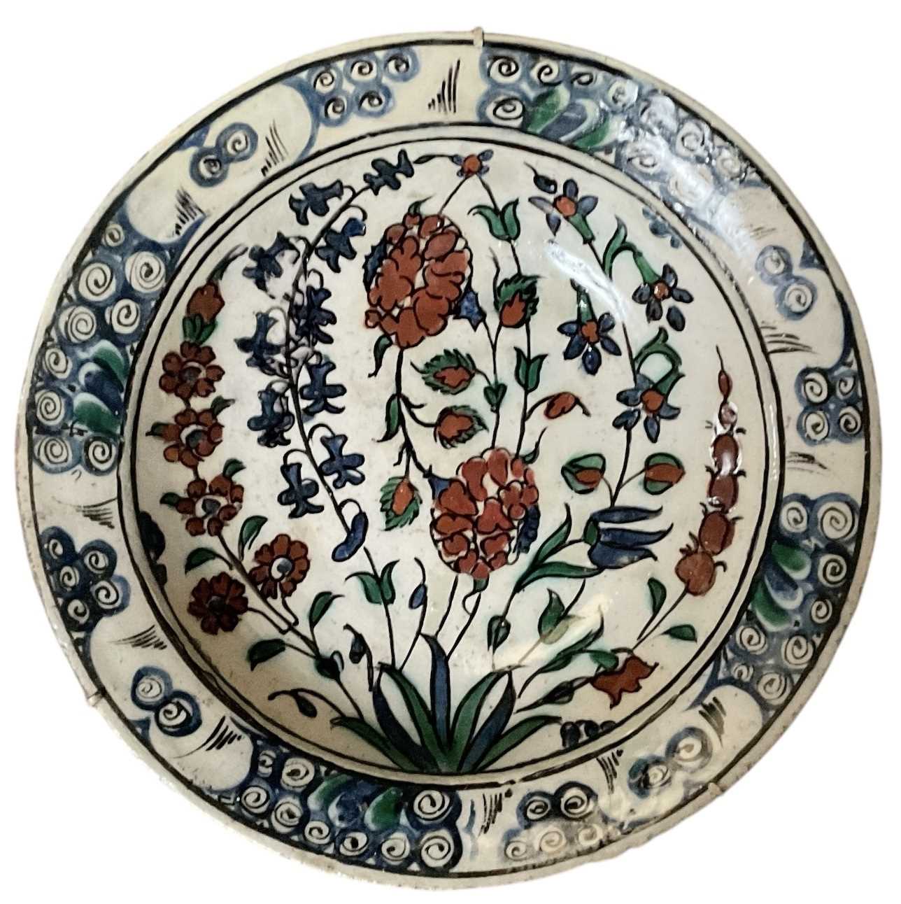 Lot 1000 - A 17th century Turkish Ottoman Iznik plate,