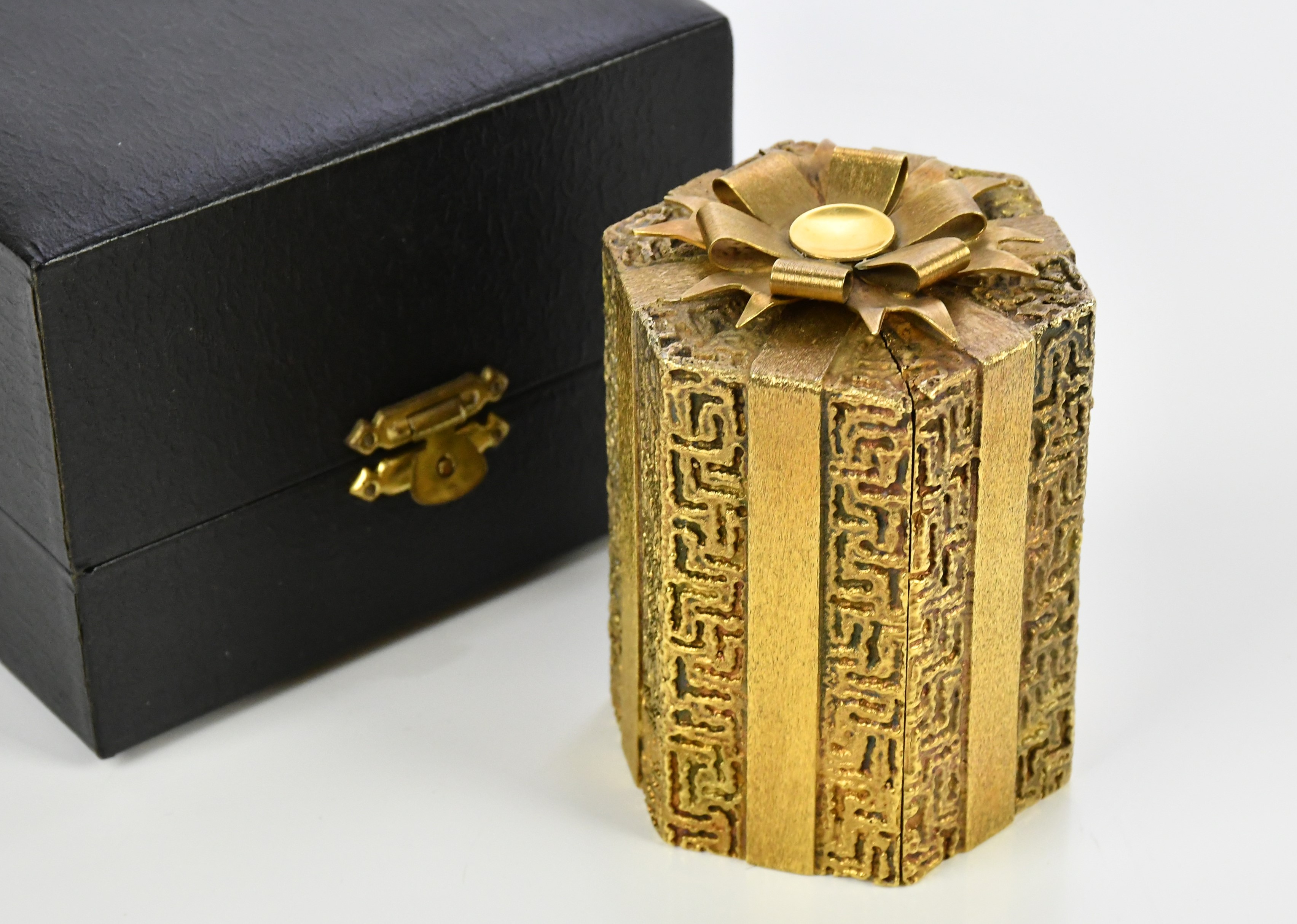 Lot 23 - STUART DEVLIN (1931-2018); an Elizabeth II