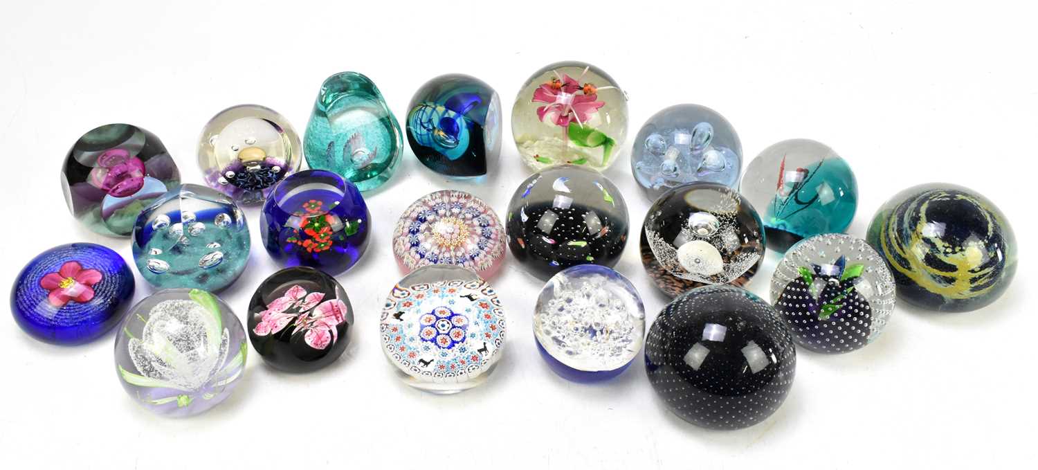 Lot 595 - CAITHNESS; a collection of fourteen glass