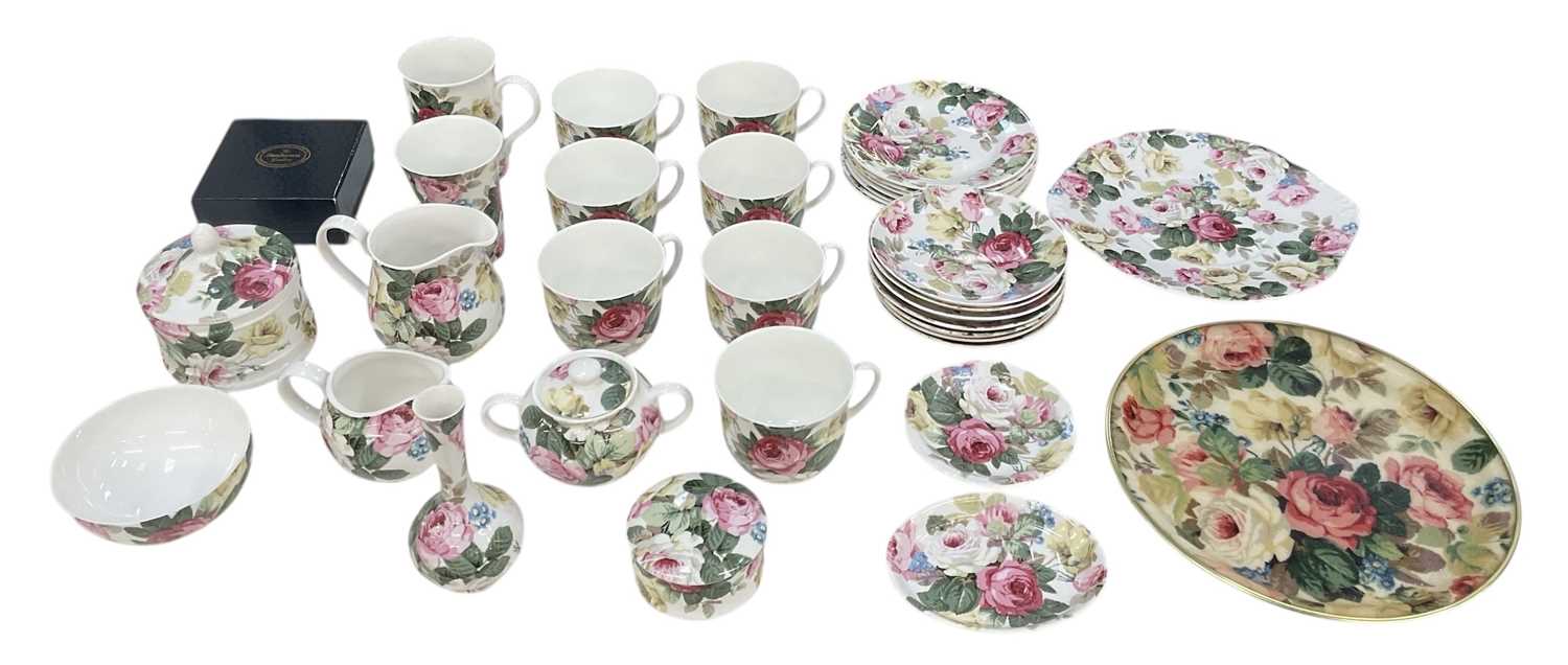 Lot 601 - THE SANDERSON GALLERY; a part tea service,