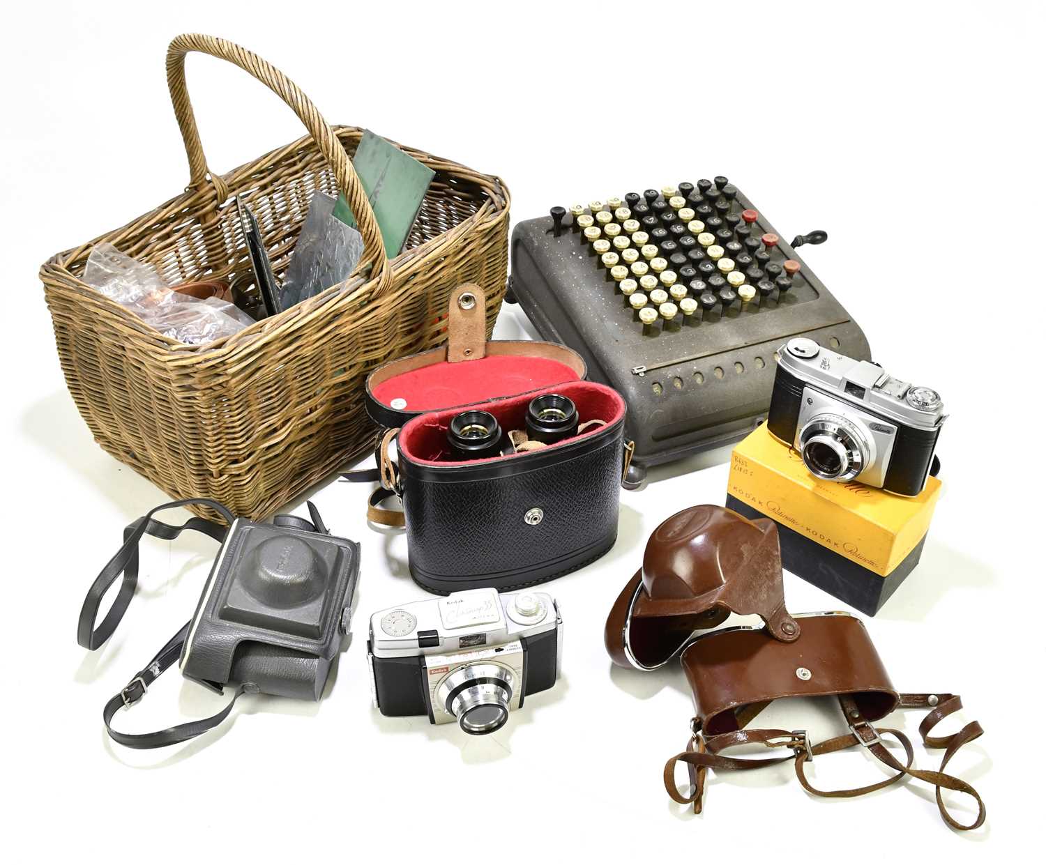 Lot 82 - An assortment of collectors' items, to