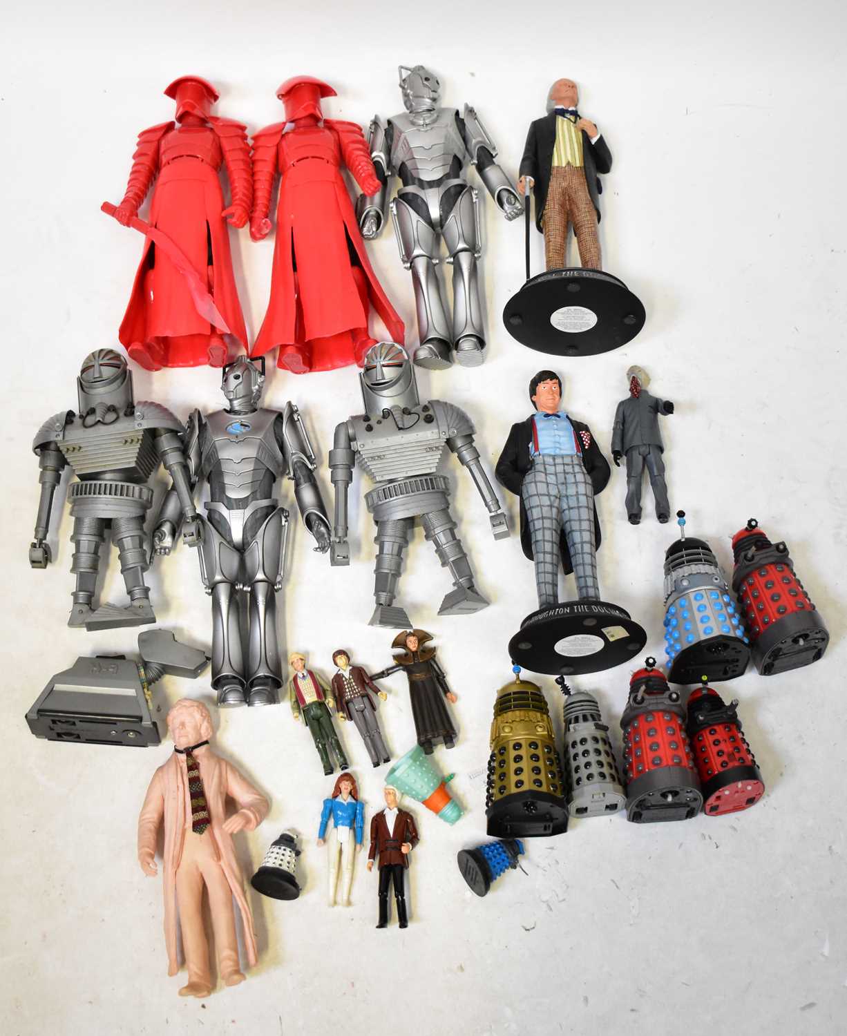 Lot 520 - DOCTOR WHO; various plastic poseable figures