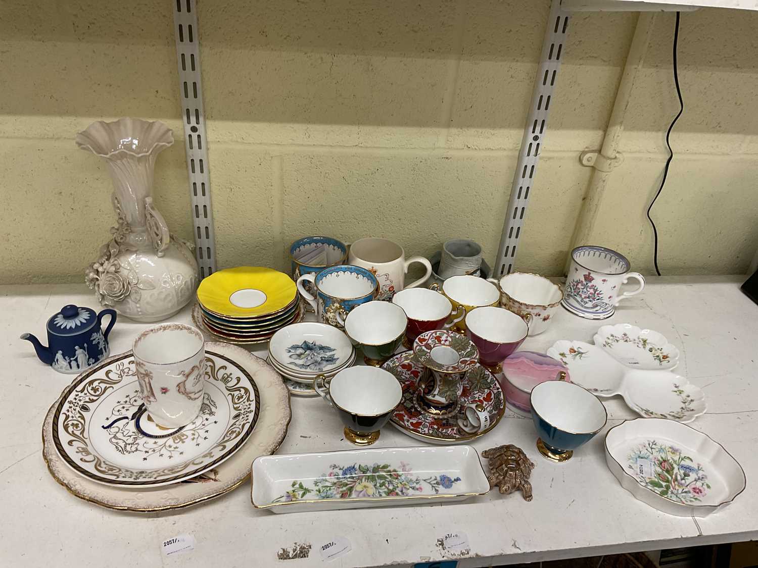 Lot 339 - A mixed lot of ceramics including cabinet