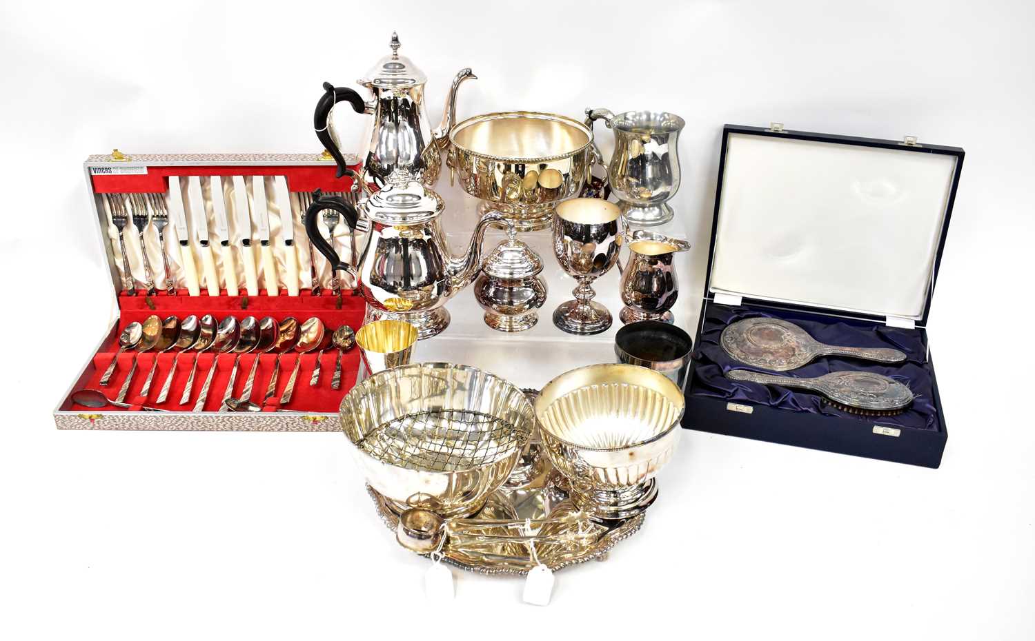 Lot 812 - A large quantity of plated ware to include