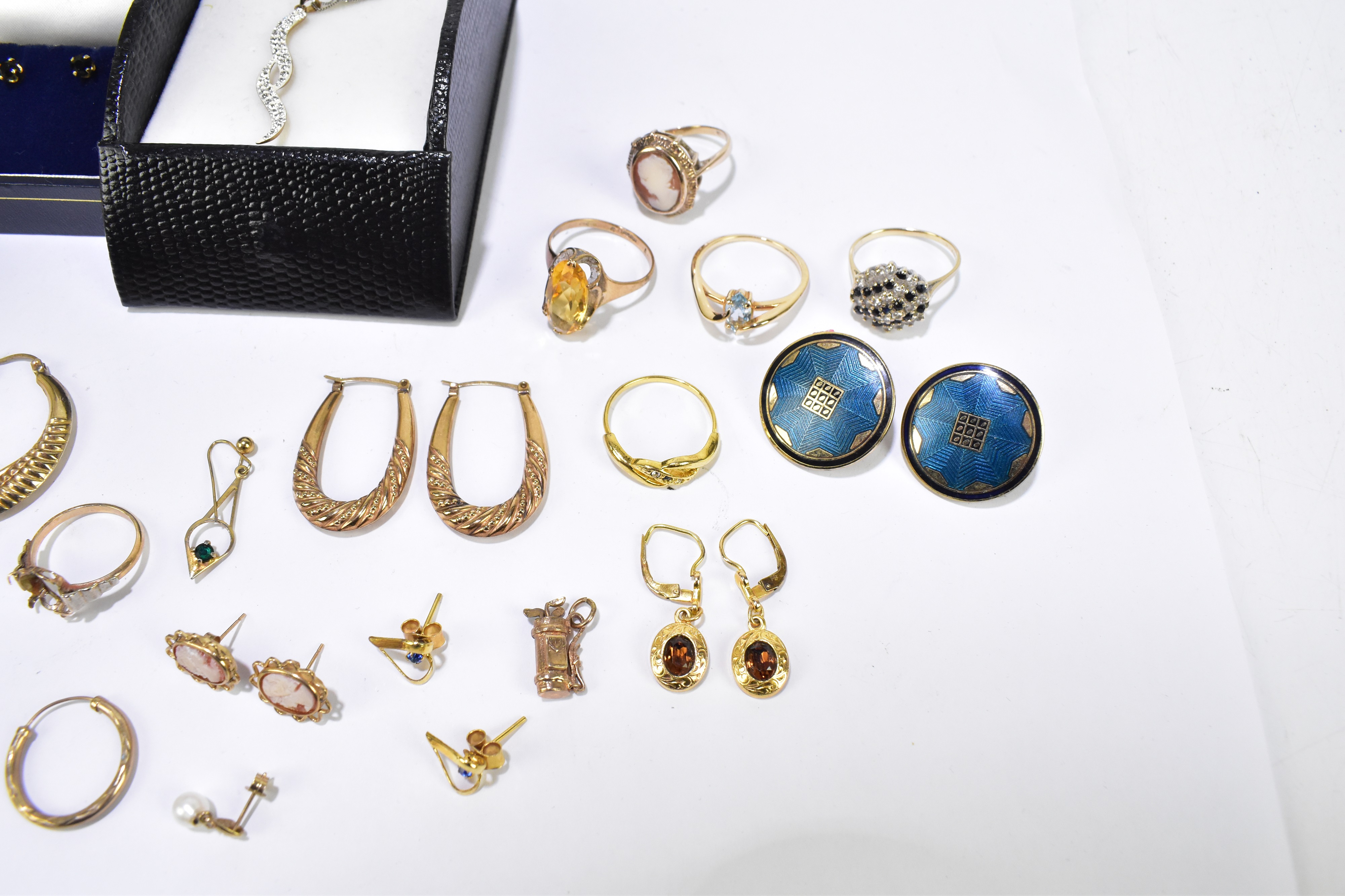 Lot 1616 - A small selection of costume jewellery to