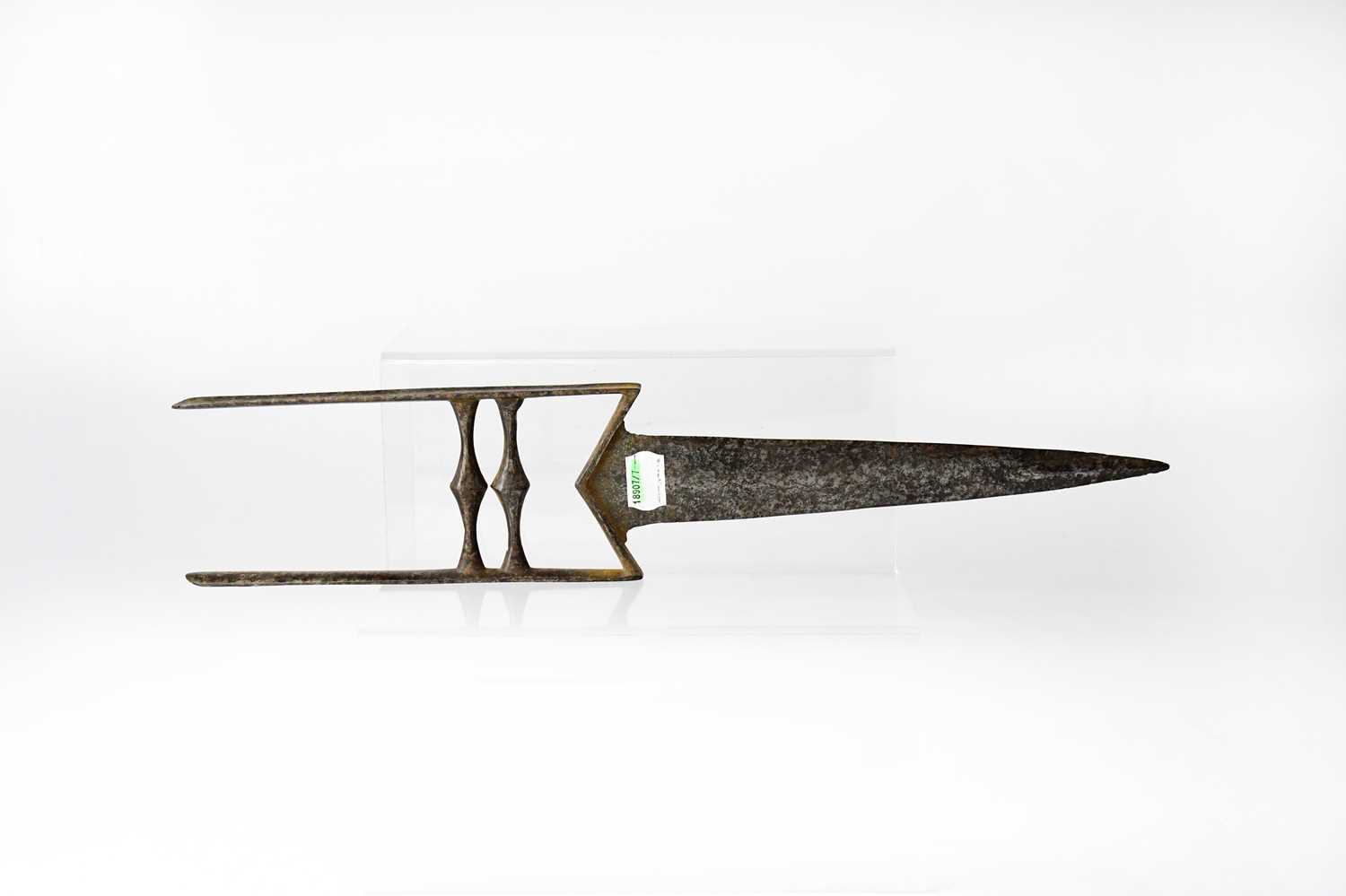 Lot 577 - An 18th century Indian katr punch dagger,