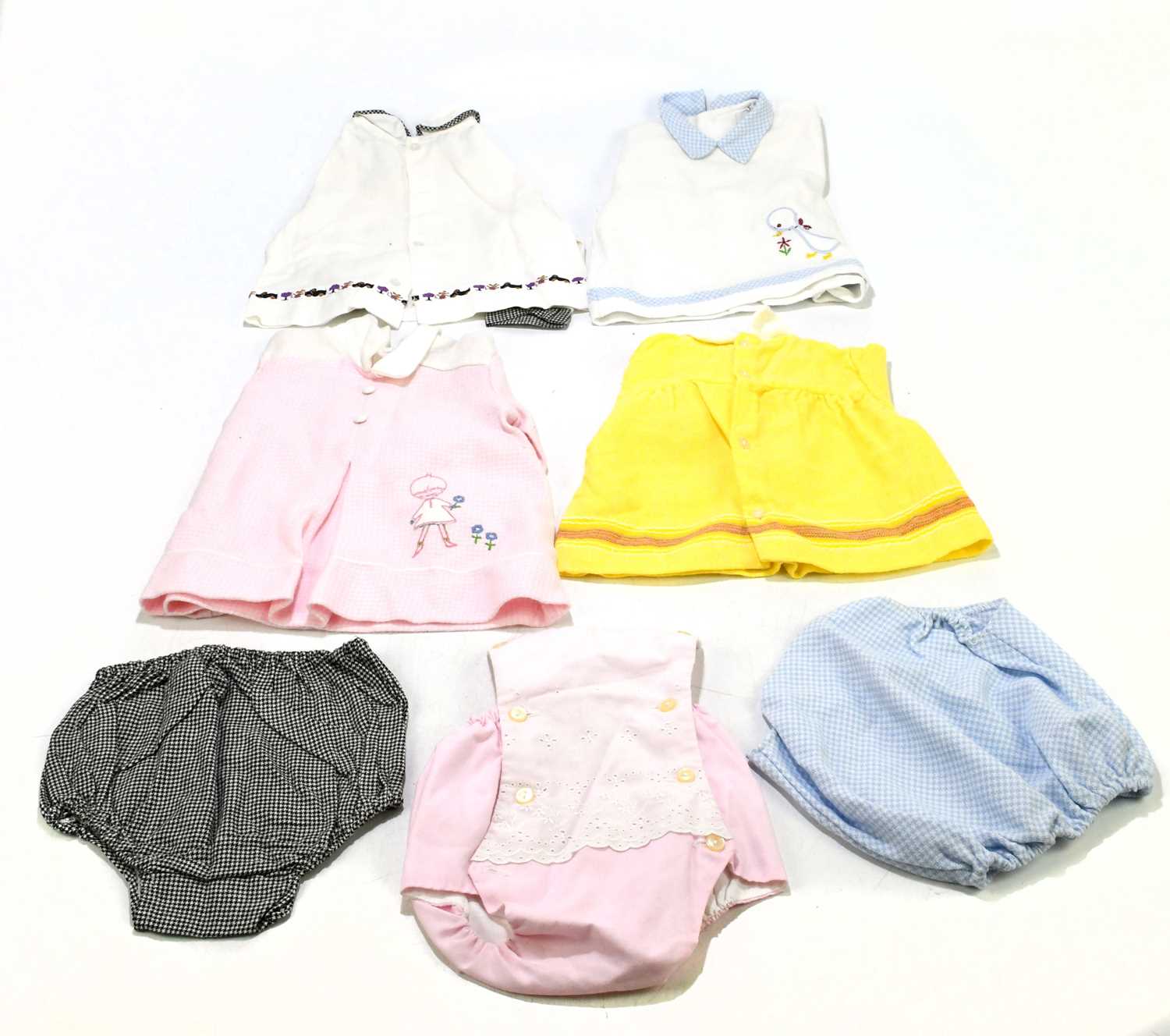Lot 864 - A quantity of vintage 1970s baby clothing