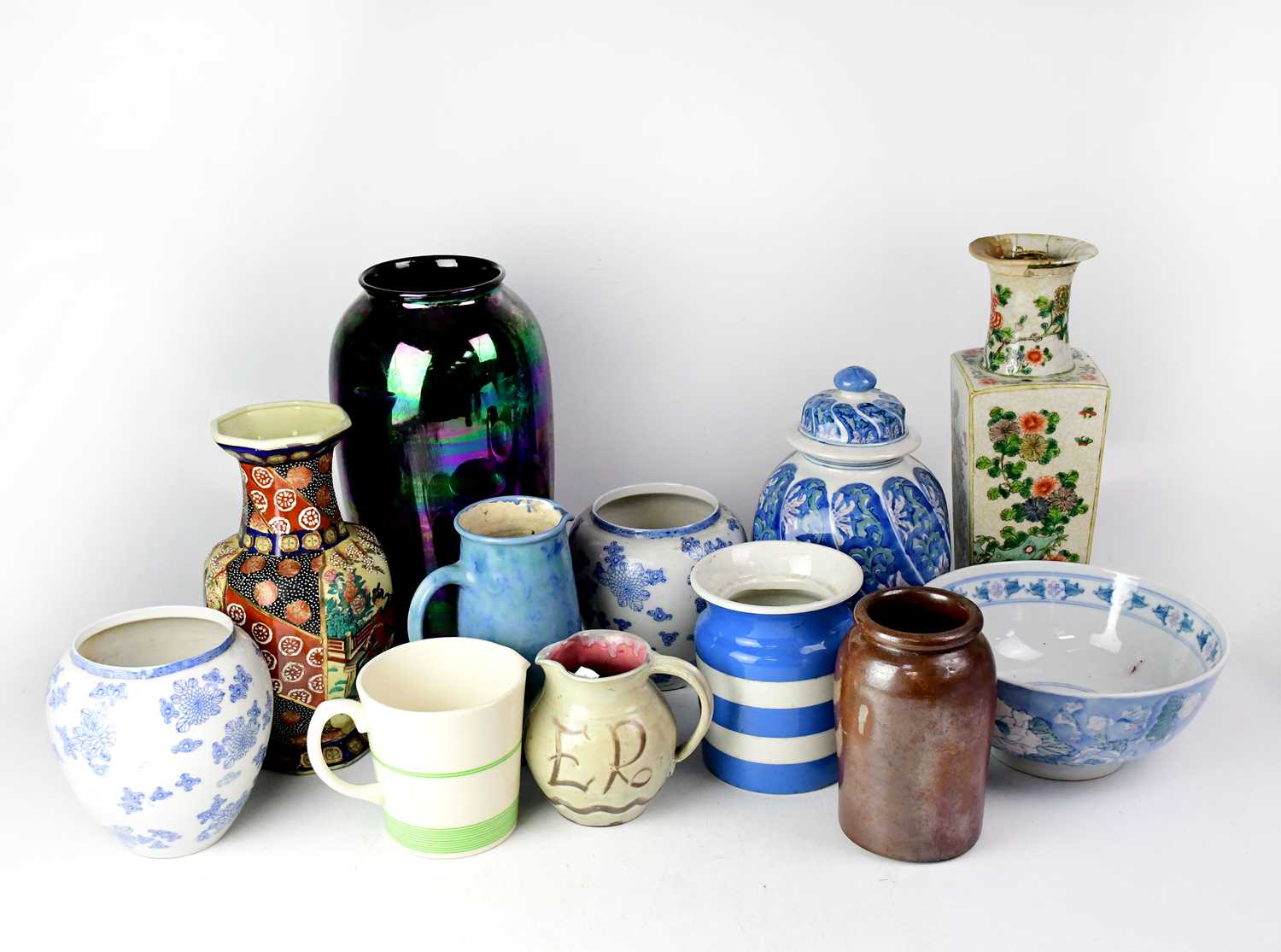 Lot 264 - A mixed lot of ceramics to include a Sadler