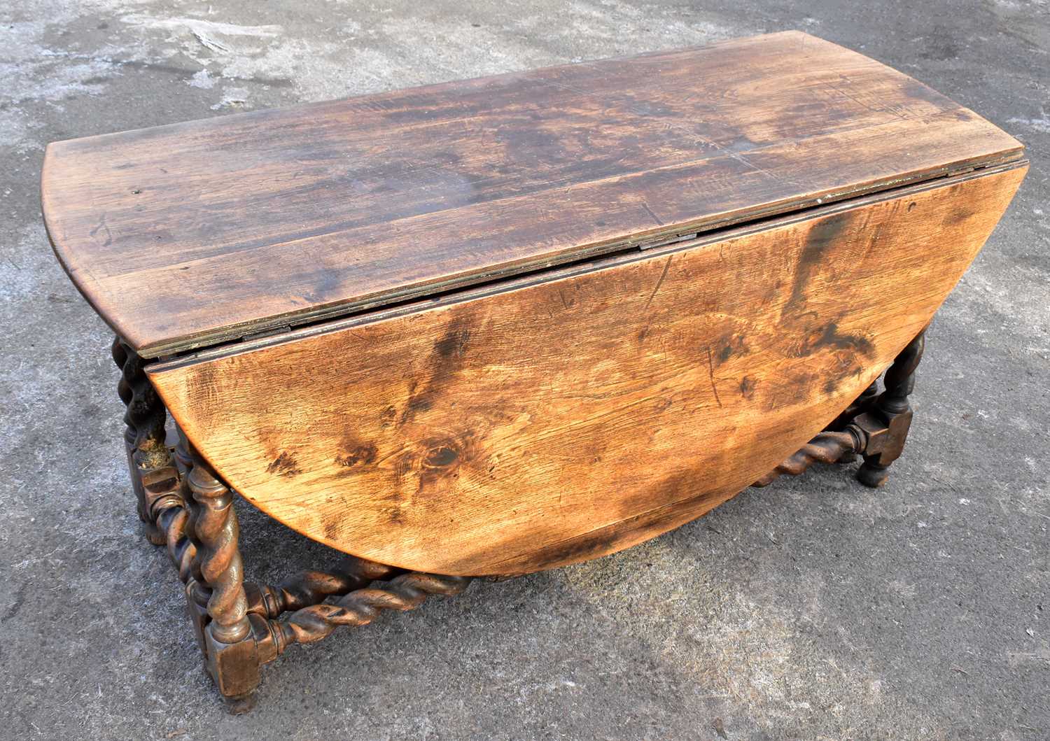 Lot 1686 - A substantial antique oak oval drop-leaf