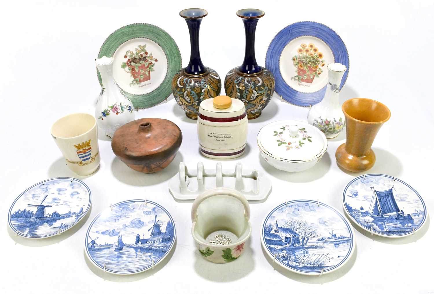 Lot 711 - A mixed lot of decorative ceramics to