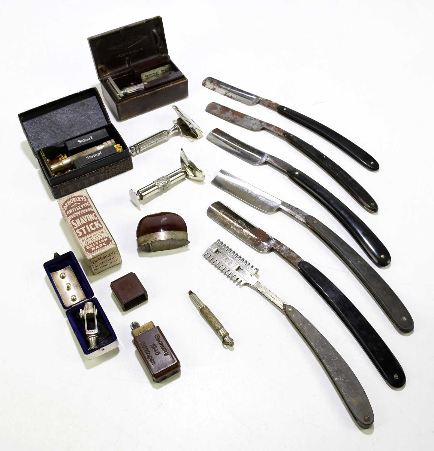 Lot 2491 - A small selection of assorted razors to