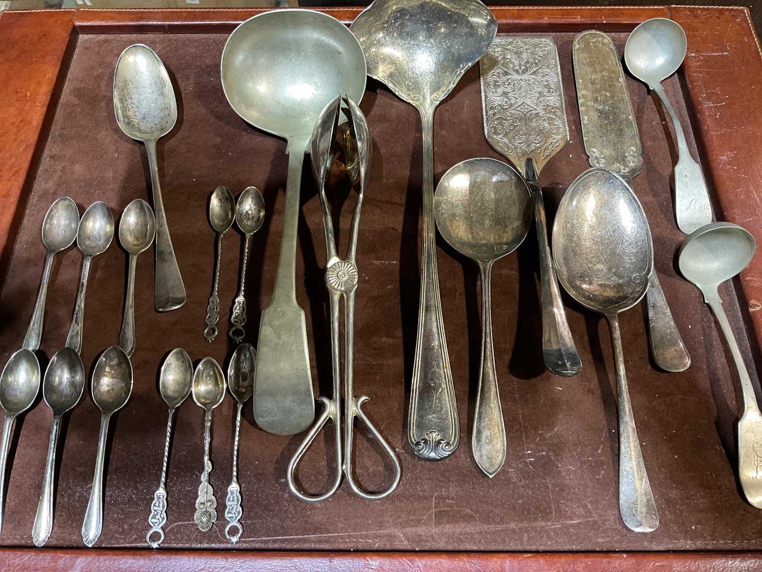 Lot 405 - A collection of silver plated and silver
