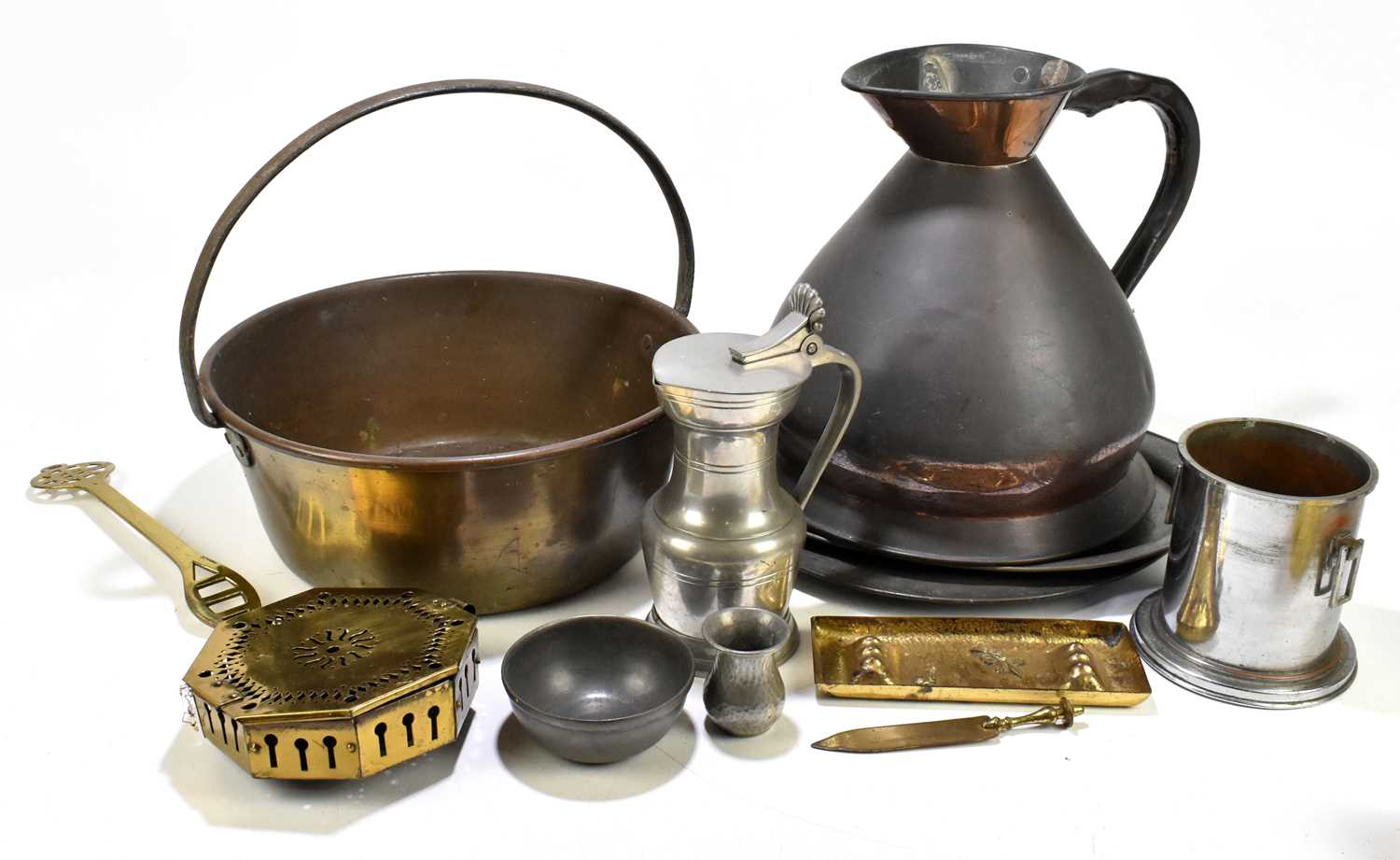 Lot 169 - A quantity of metalware including copper