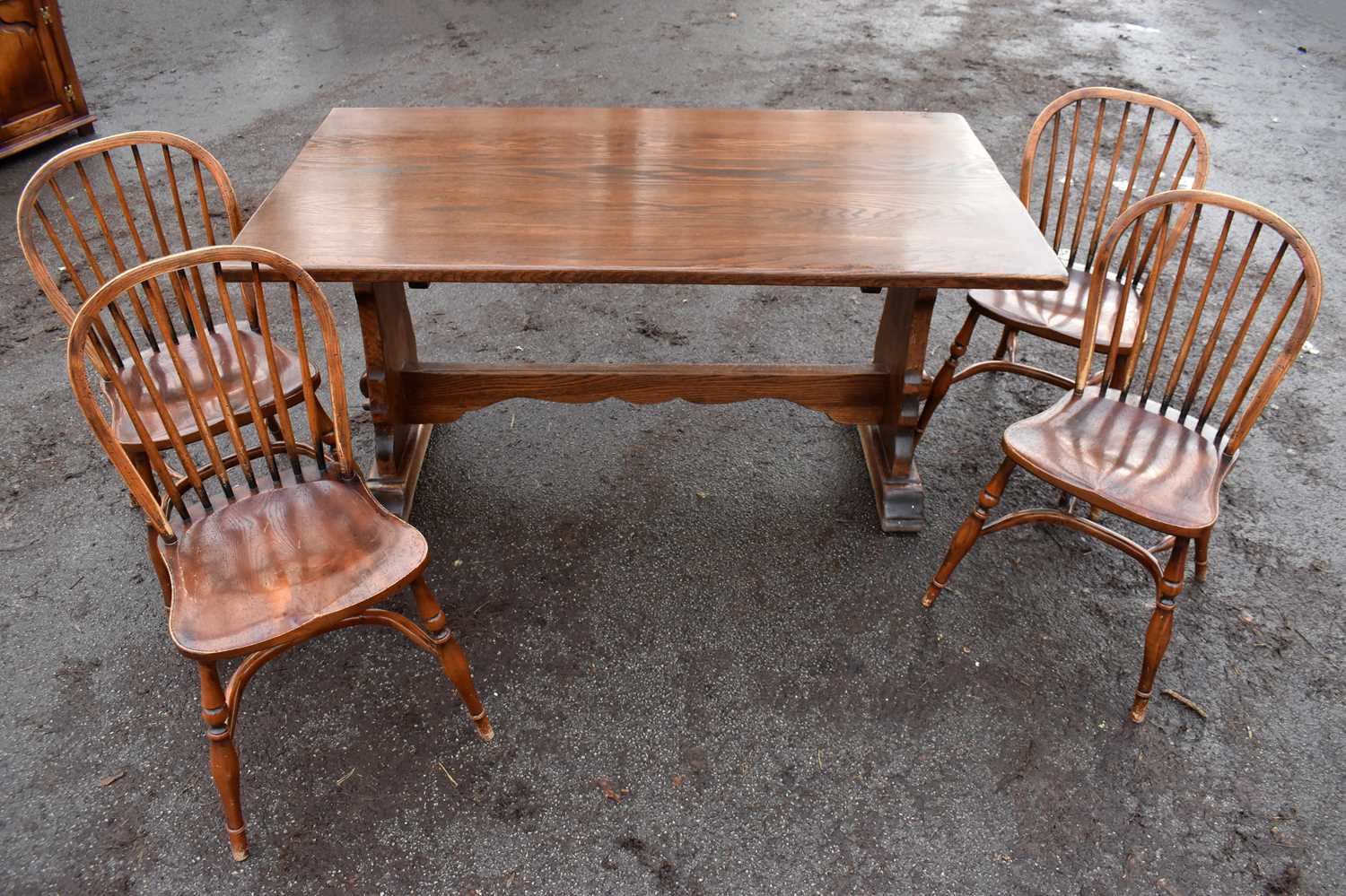 Lot 1724 - A reproduction oak rectangular dining table