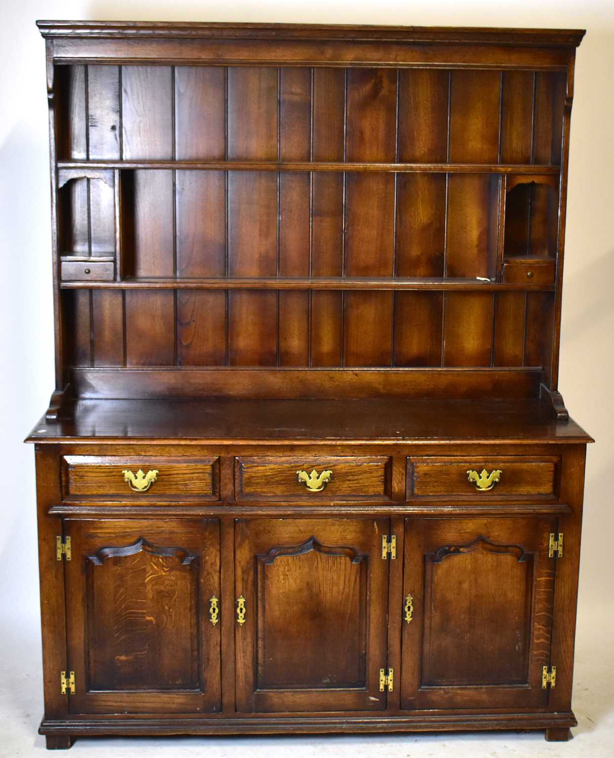 Lot 1726 - A reproduction oak dresser
