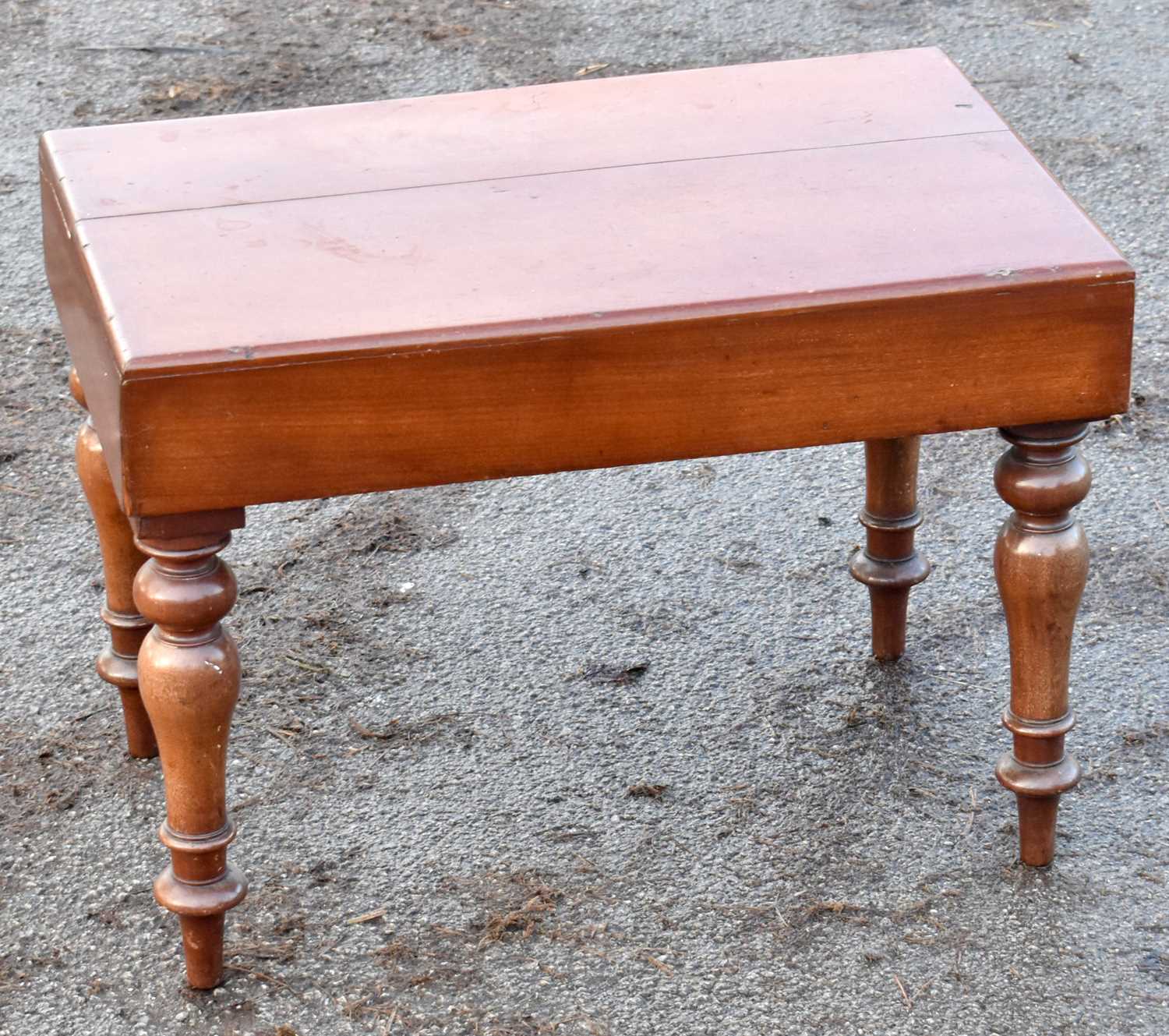 Lot 1669 - A Victorian mahogany rectangular bidet