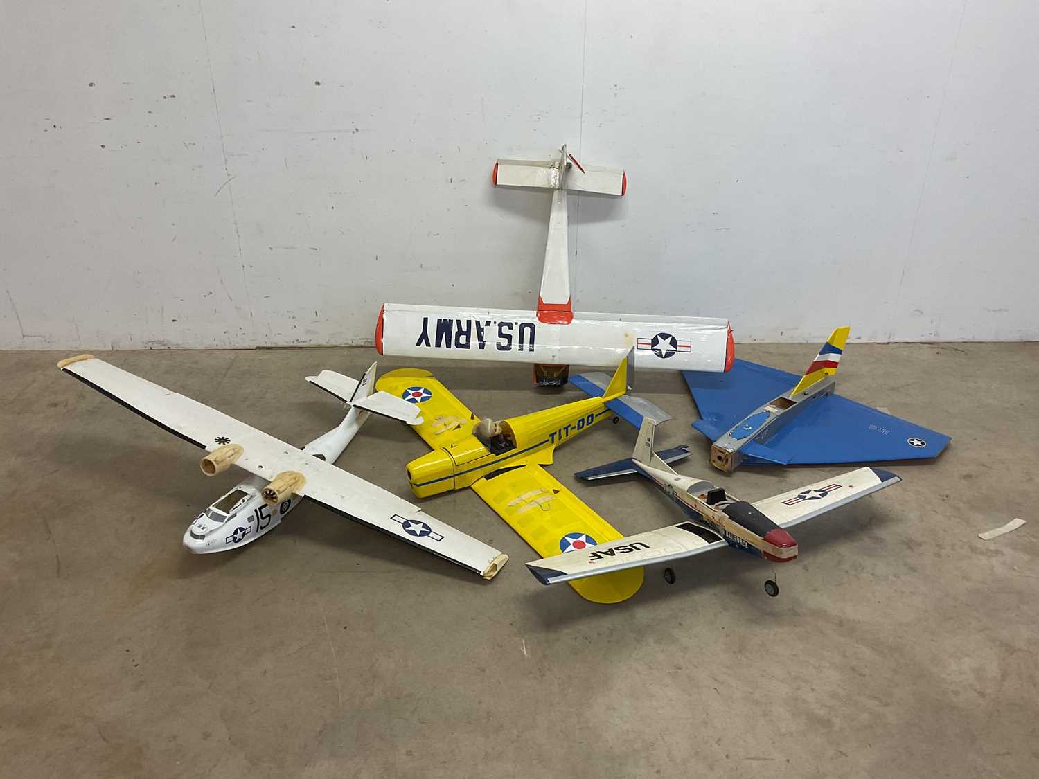 Lot 28 - Collection of five model aircraft to include