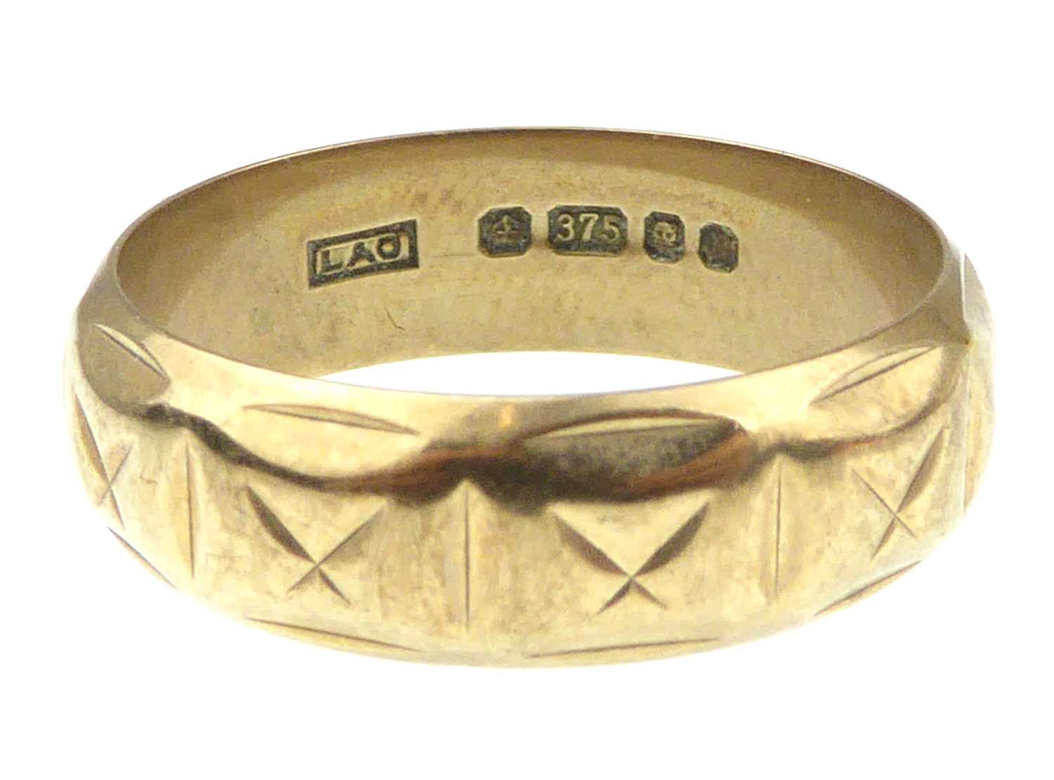 Lot 968 - A 9ct gold wedding ring with cross pattern,