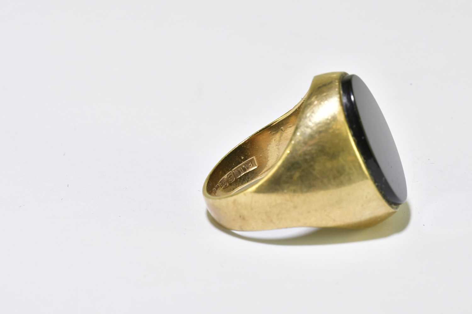Lot 127 - A 9ct yellow gold and black onyx signet ring,