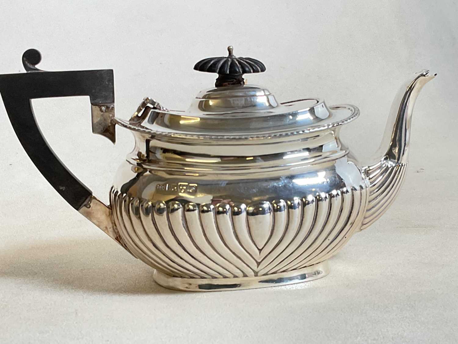 Lot 448 - An Edwardian hallmarked silver teapot with