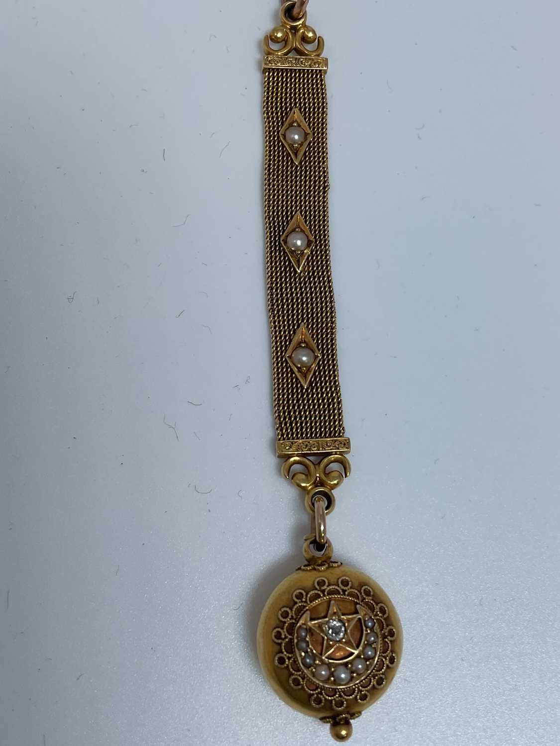 Lot 569 - A late Victorian yellow metal mesh and seed