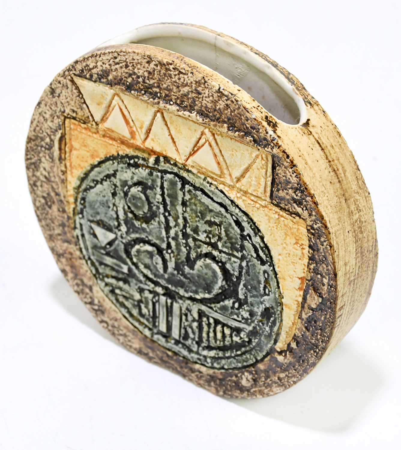 Lot 353 - AVRIL BENNETT FOR TROIKA POTTERY; a small