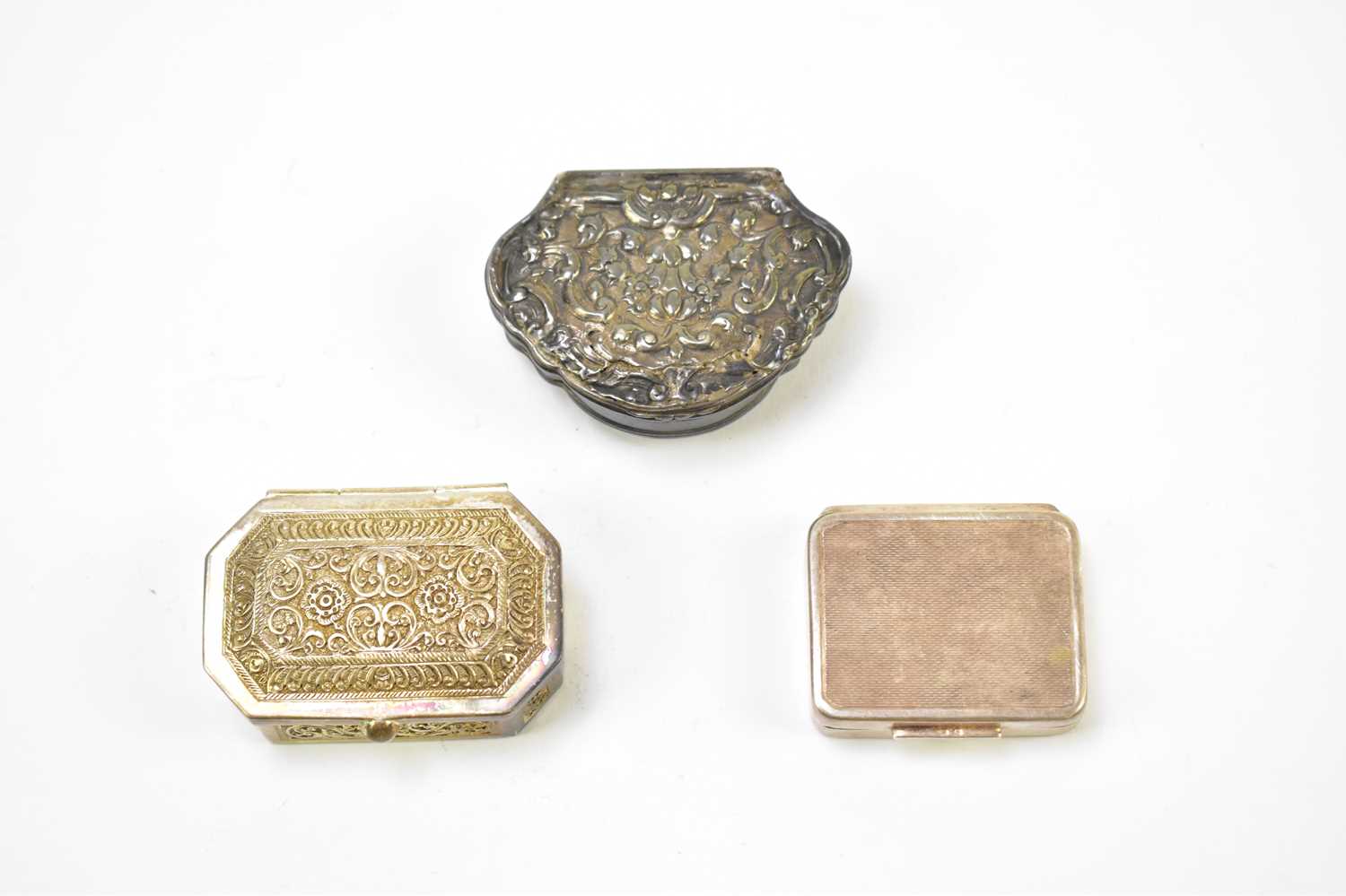 Lot 1124 - A Continental white metal snuff box
